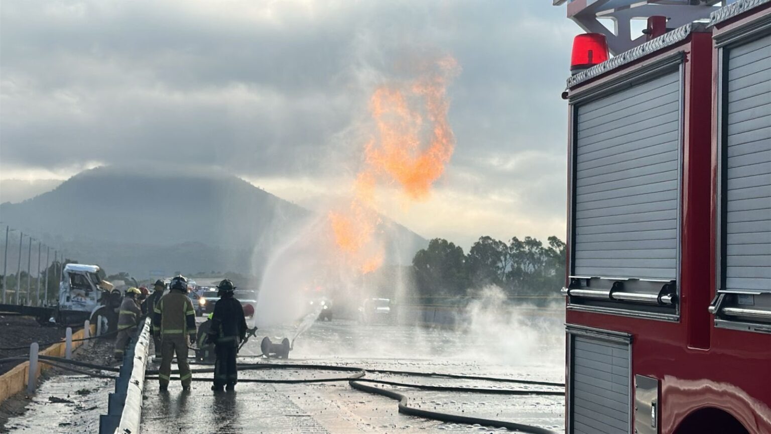 💥 ¡PELIGRO EN LA MÉXICO-PUEBLA! Volcadura de pipa provoca cierre total de circulación - La Nota Roja