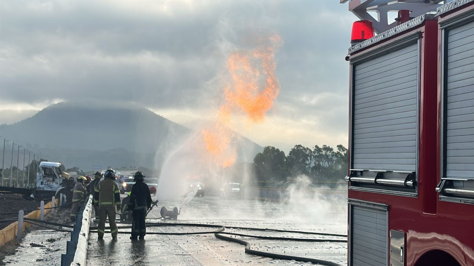 💥 ¡PELIGRO EN LA MÉXICO-PUEBLA! Volcadura de pipa provoca cierre total de circulación - La Nota Roja