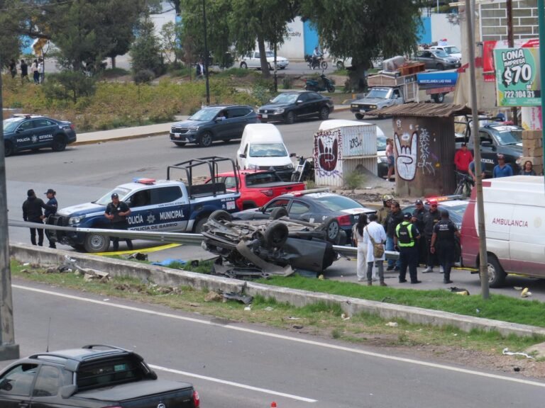 Fatal volcadura en la carretera México-Toluca deja a un automovilista ...